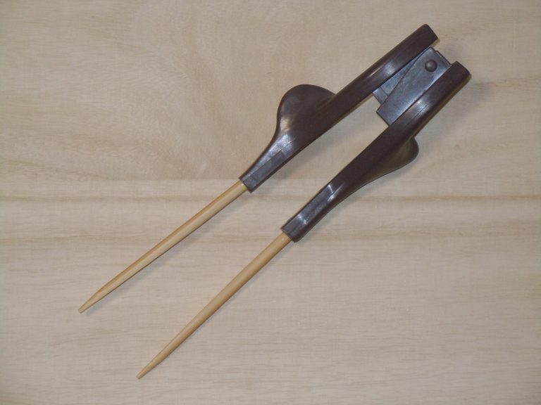 楽々箸 自助具・リハビリ用品・介護用品 箸 ～箸の操作はやや難しいですがジョイント部分を除けば普通の箸に見えます。～ 自助具紹介部